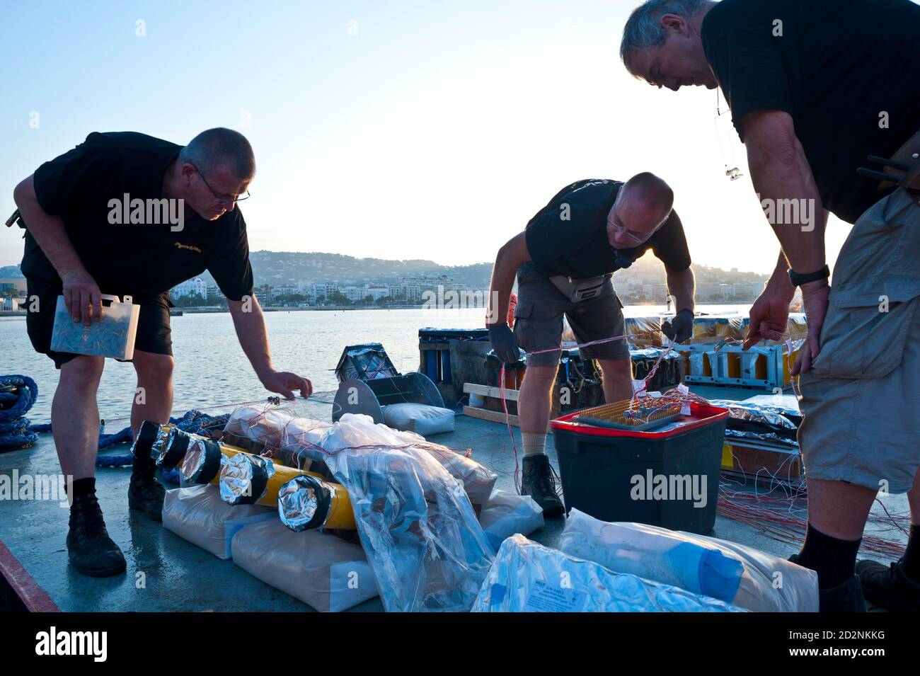 CANNES, FRANKREICH - 14. JUL 2010: Österreichische Feuerarbeiter vom ...