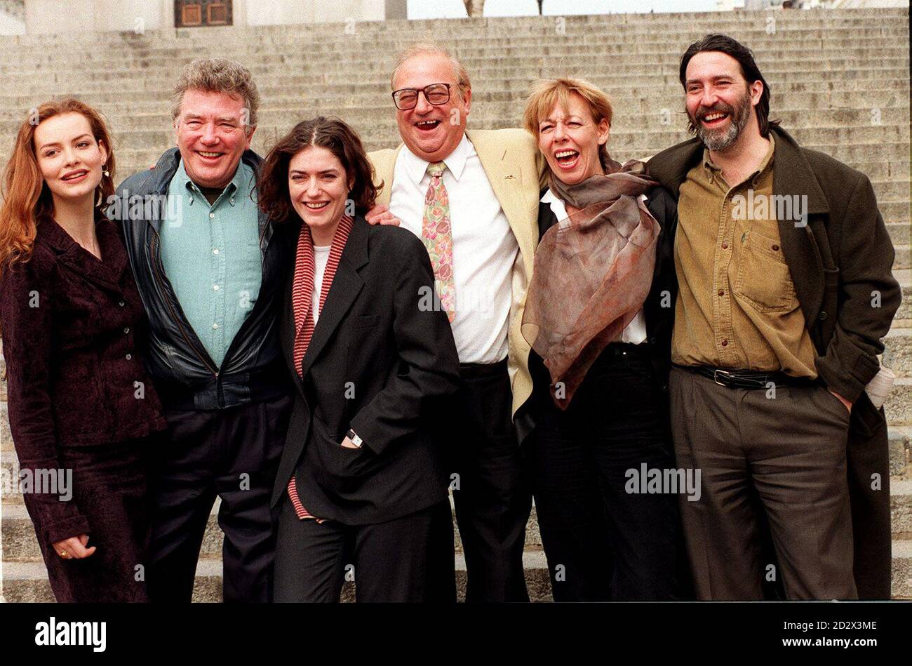 Die Darsteller von Dennis Potters letzten Fernsehserien posieren ...