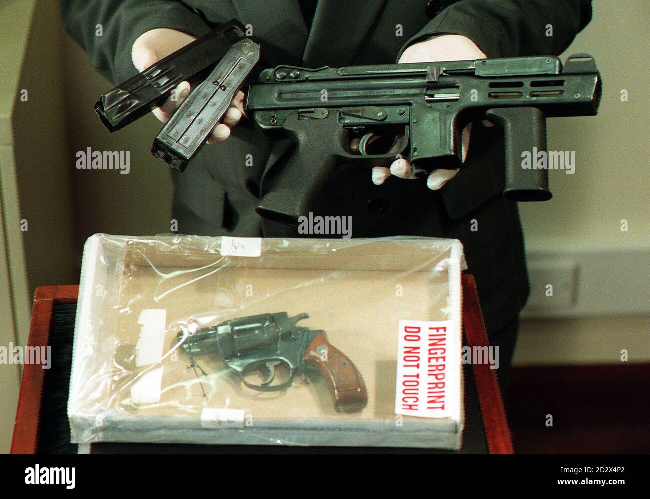 Eine italienische Maschinenpistole Spectra M4 und ein Handgewehr Astra ...