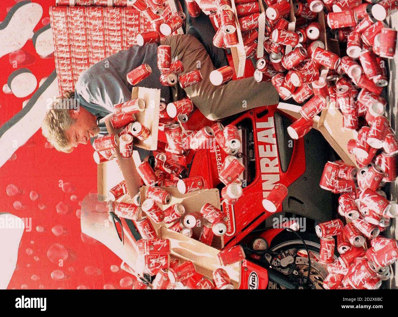 Richard Branson fährt heute (Montag) durch eine Wand von Virgin-Cola ...