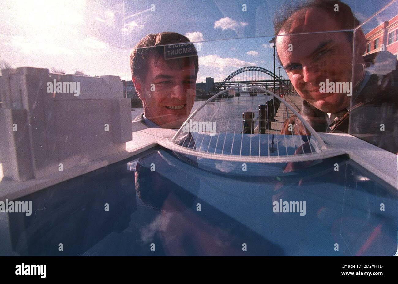 Ein Modell der neuen Millennium Bridge, die über den Fluss Tyne in ...