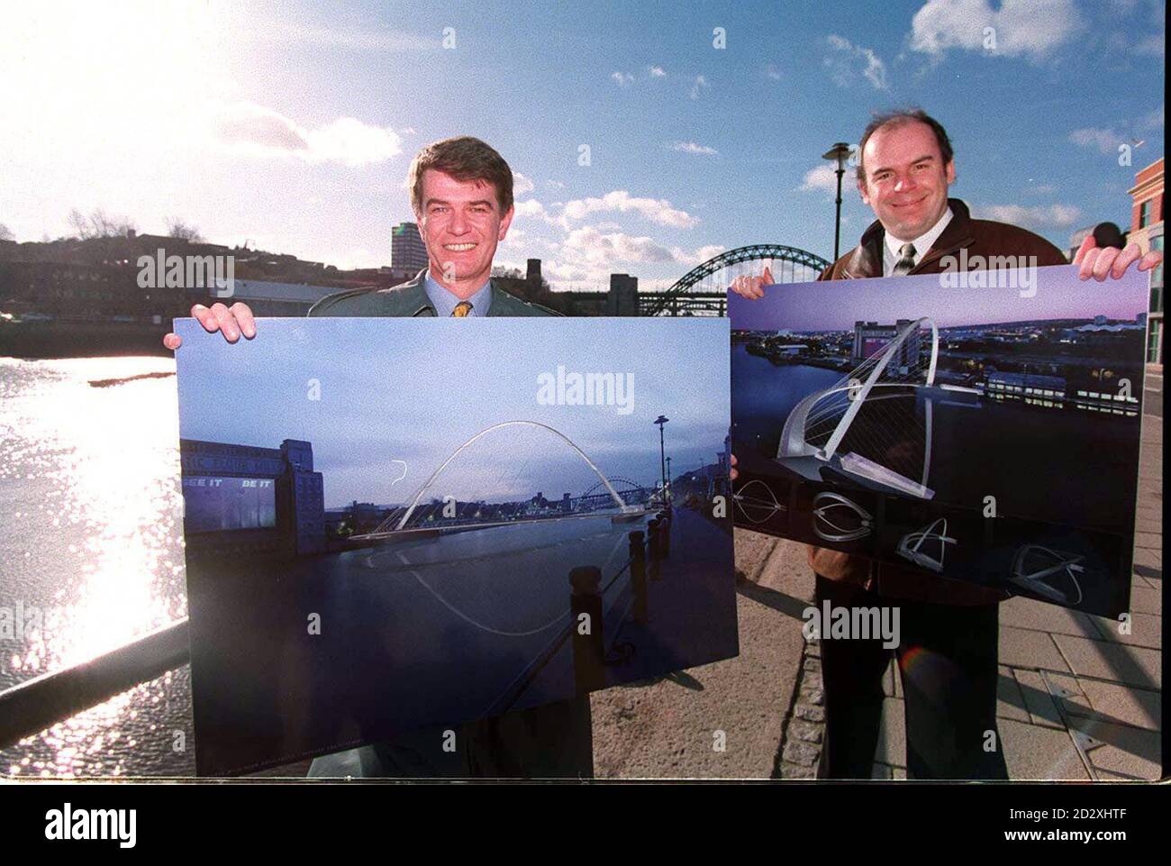 Ein Modell der neuen Millennium Bridge, die über den Fluss Tyne in ...