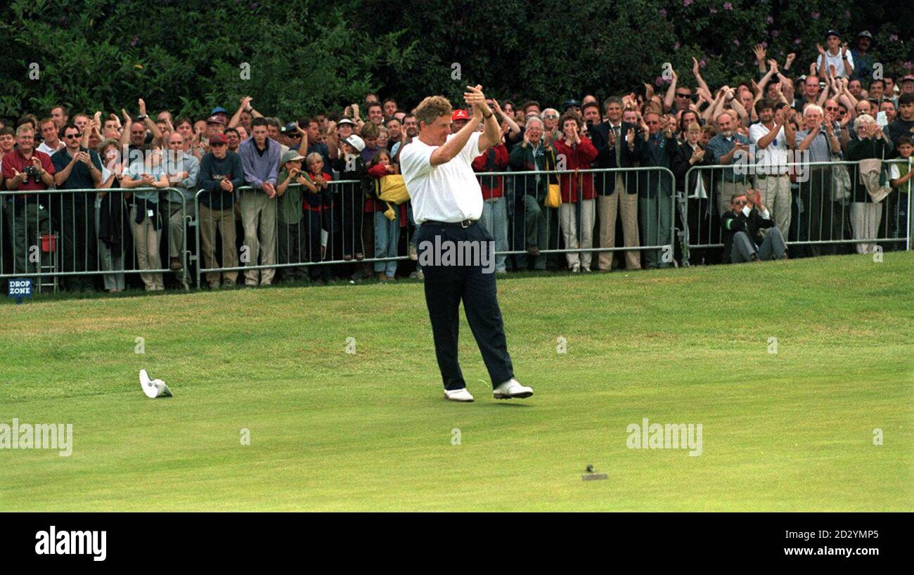 Der schottische Colin Montgomorie begrüßt die Menge, nachdem er heute ...