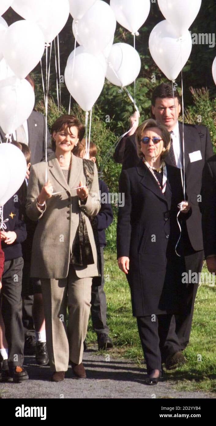 PM's Frau Cherie Blair (links) und die amerikanische First Lady Hillary ...