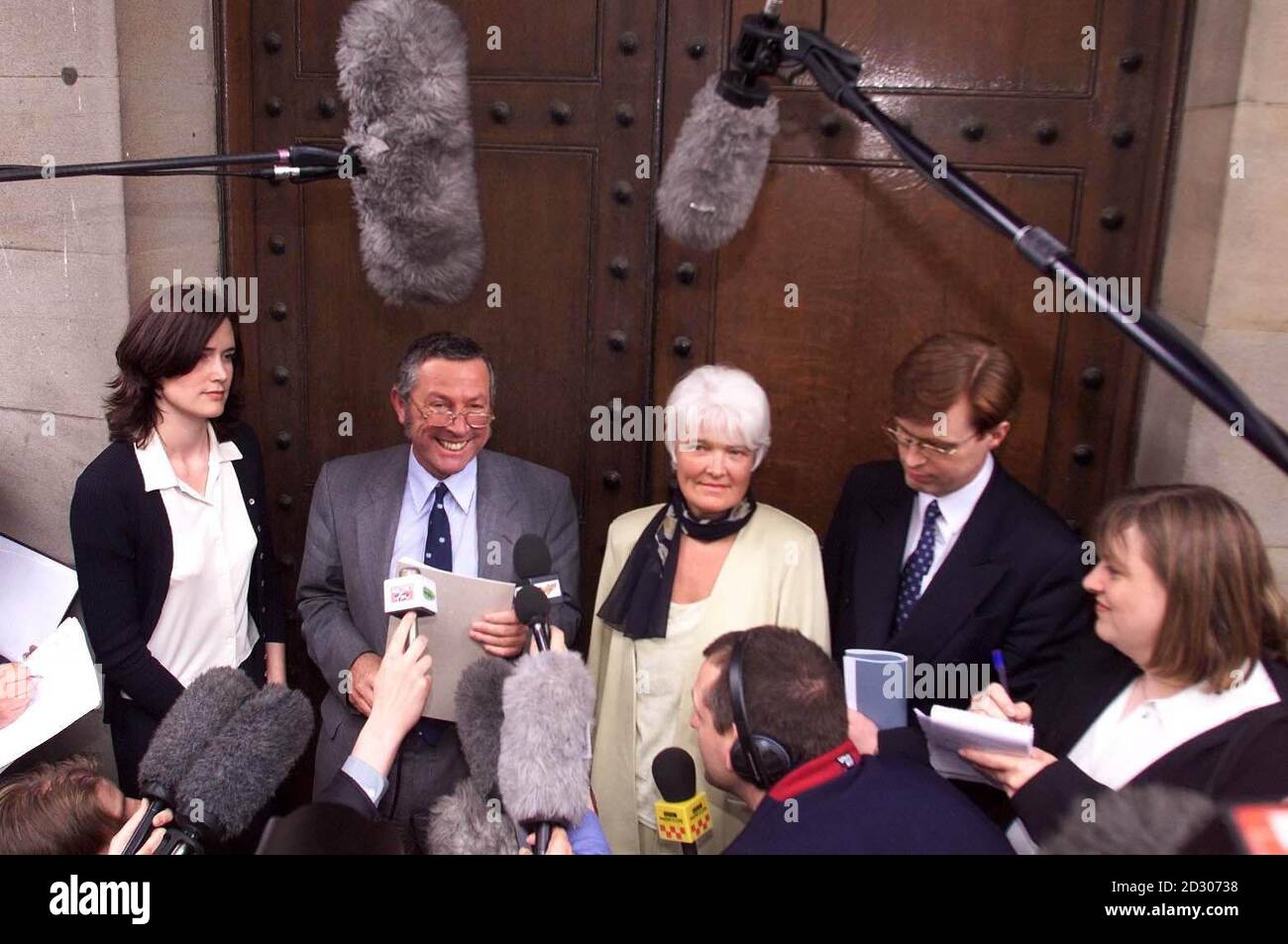 Dr. David Moor und seine Frau Silvia sprechen vor dem Newcastle Moot ...