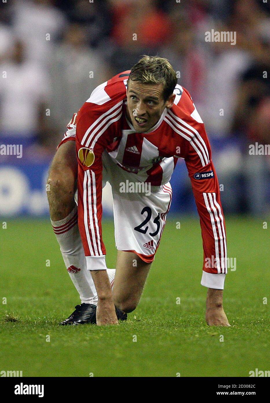 Peter crouch knie -Fotos und -Bildmaterial in hoher Auflösung – Alamy
