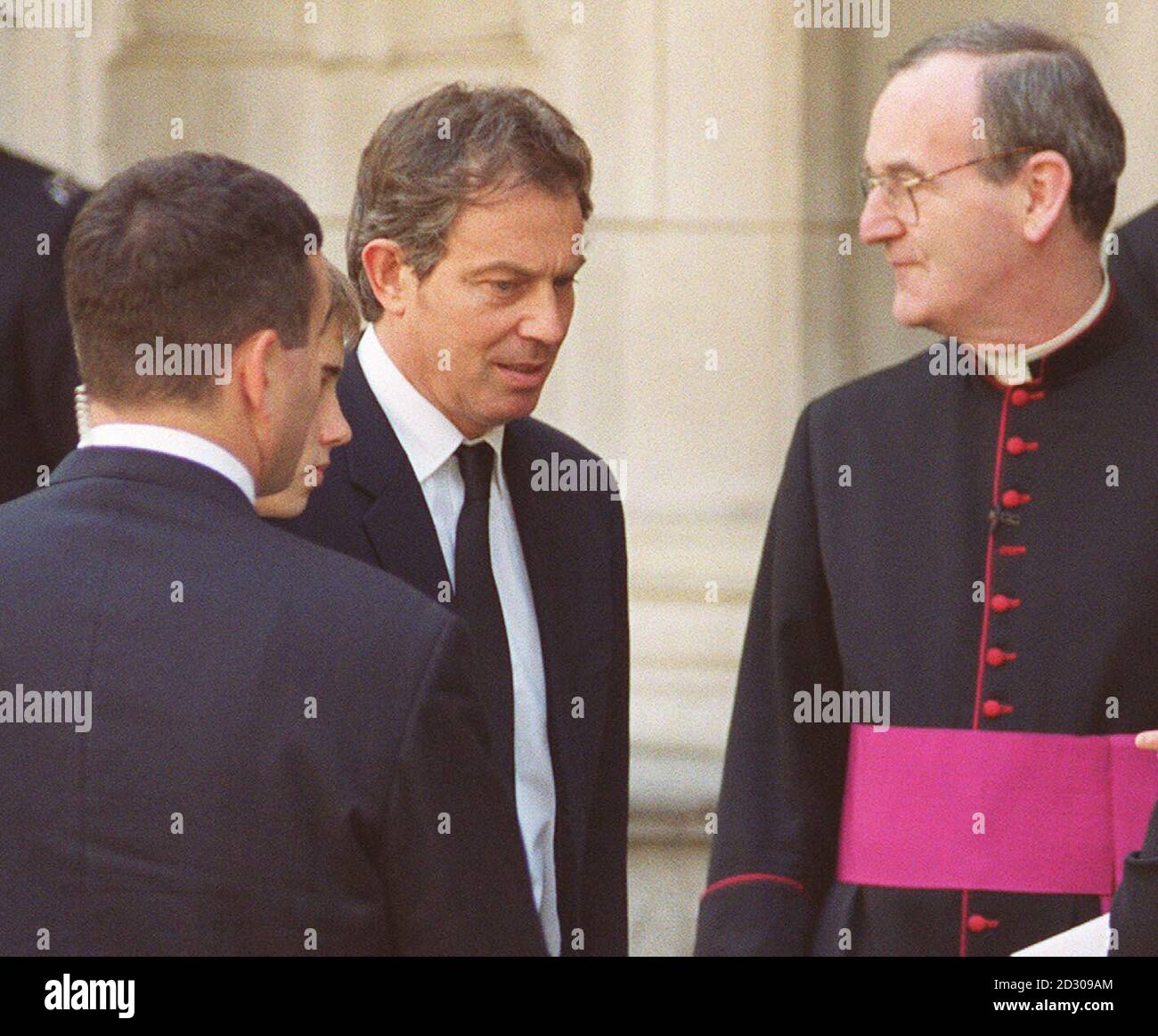 Beerdigung trauernden traurig feierlich -Fotos und -Bildmaterial in hoher Auflösung – Alamy