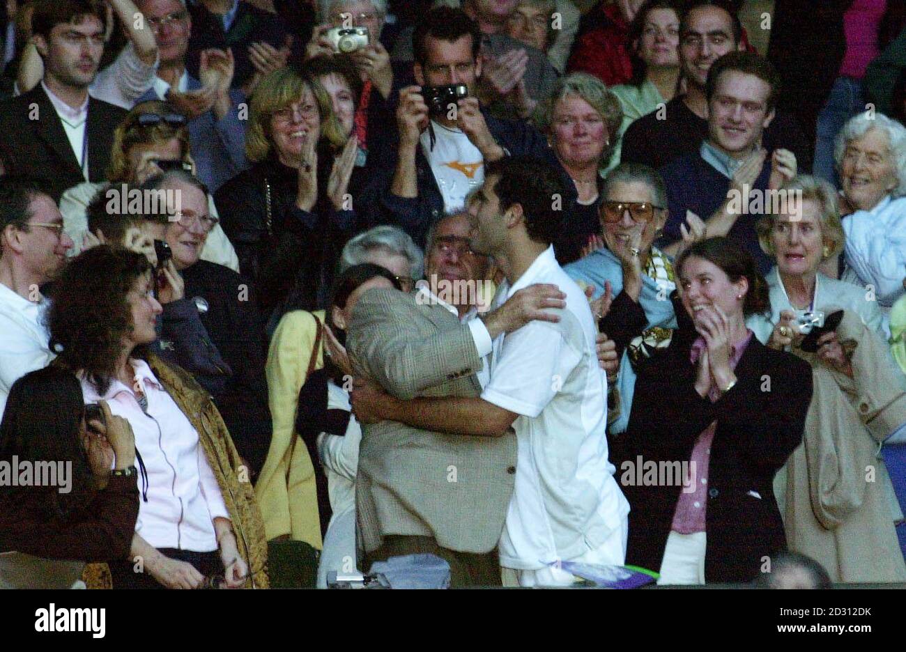 KEINE KOMMERZIELLE NUTZUNG: Der Amerikaner Pete Sampras umarmt seinen ...