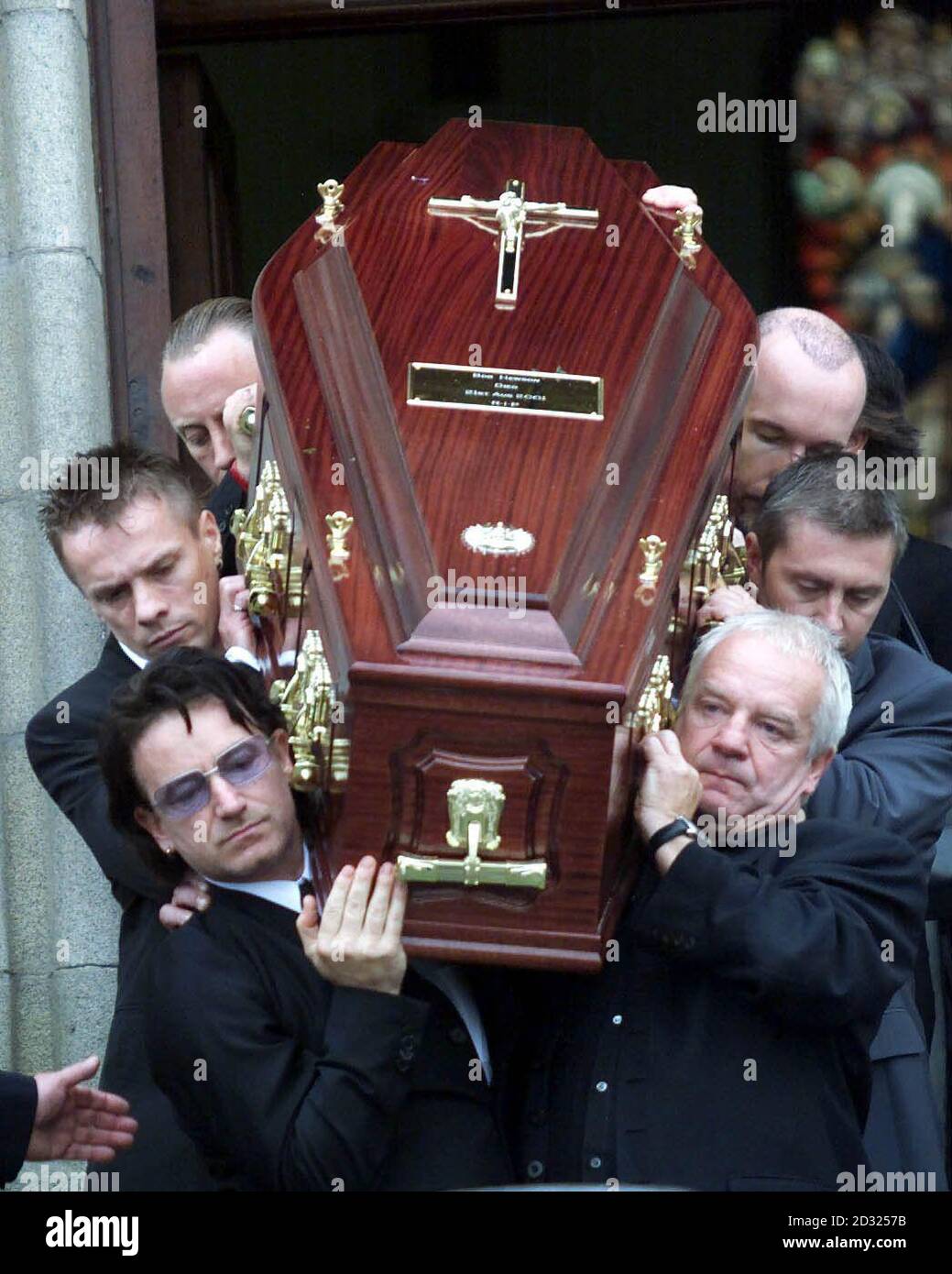 Der Sänger von U2 Bono trägt den Sarg seines Vaters Bob Hewson bei ...