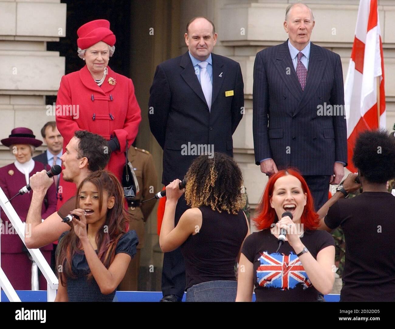 Queen Elizabeth II. Mit Charles Allen, Centre, Chairman von Manchester ...