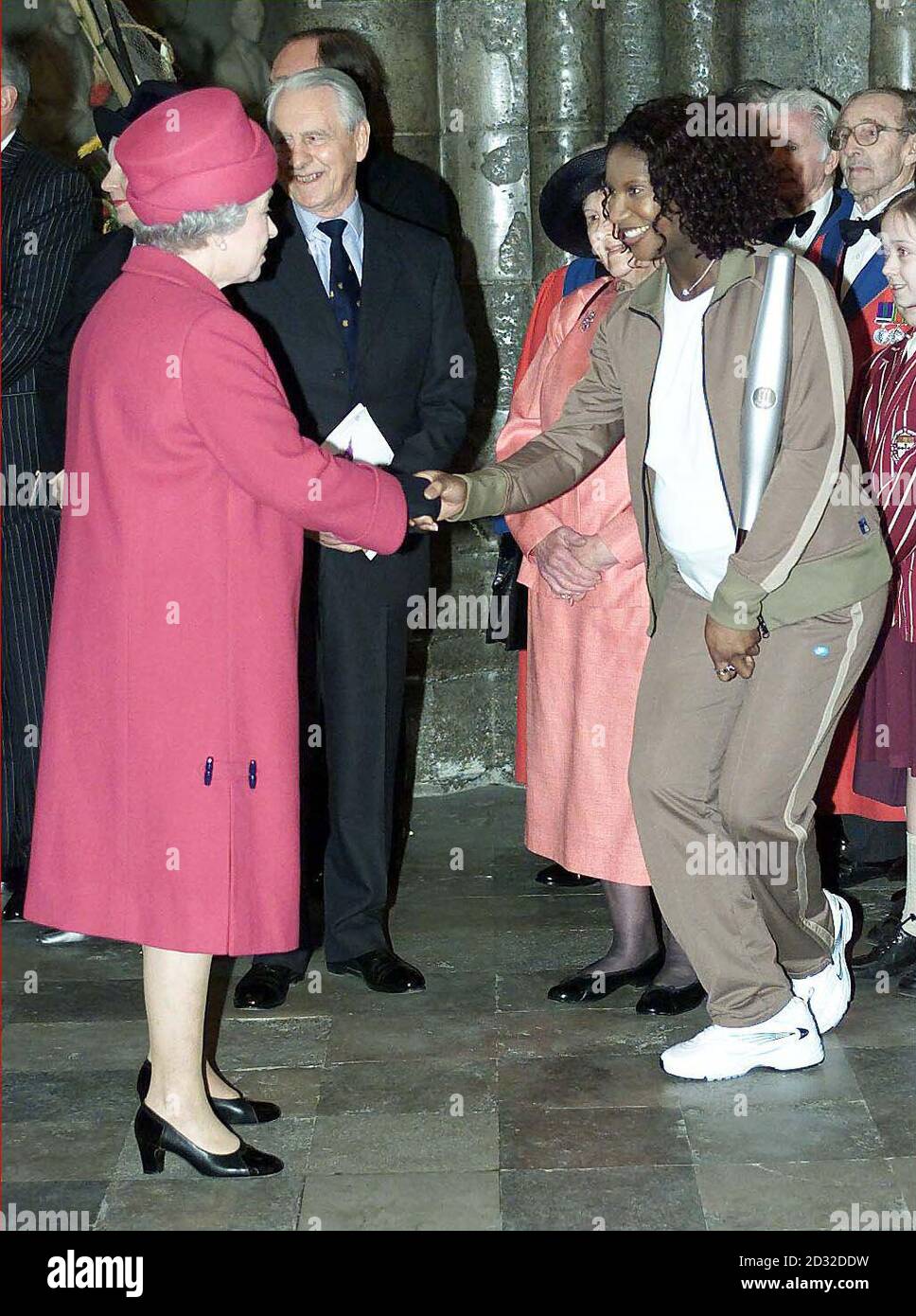 Königin Elizabeth II wird von der Athletin Denise Lewis getroffen, als ...