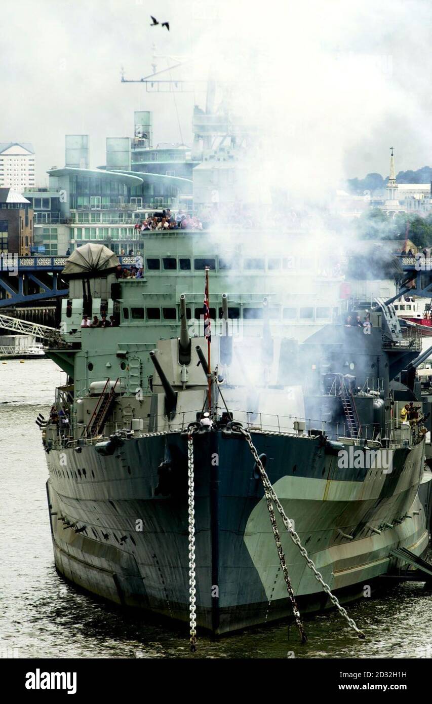 Die HMS Belfast, die zwischen der London Bridge und der Tower Bridge ...