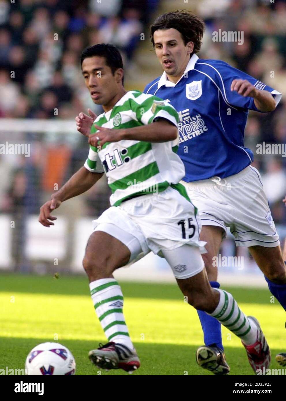Bobby Petta von Celtic hält St. Johnstones Nick Dasovic während des ...
