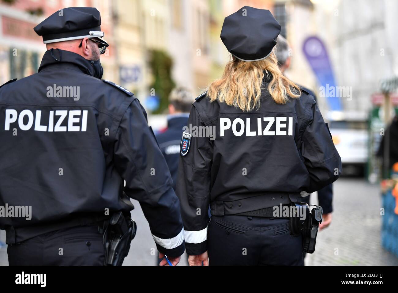 Weimar, Deutschland. Oktober 2020. Polizisten gehen über den ...