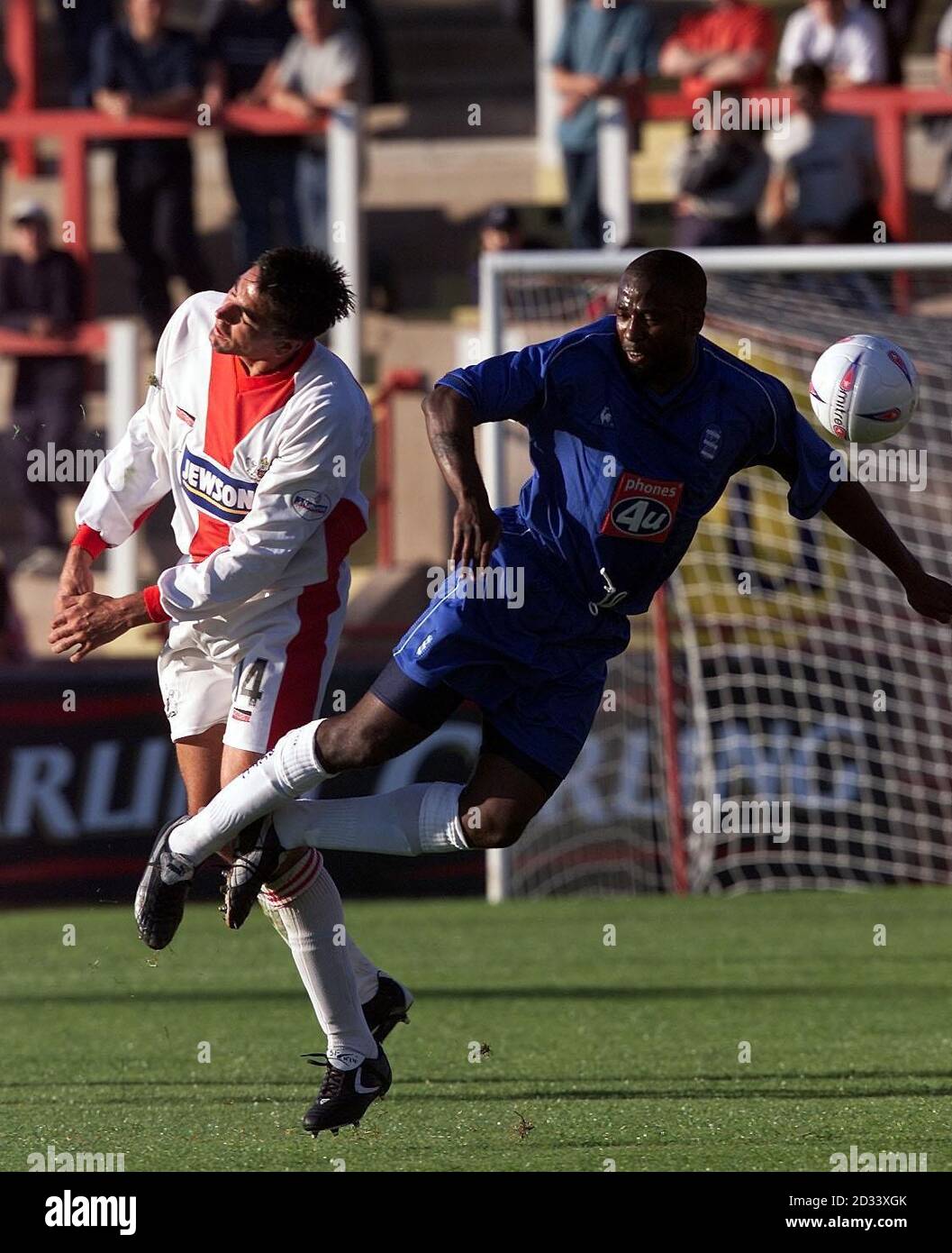 Michael Johnson von Birmingham City wird von Steve Flack von Exeter ...