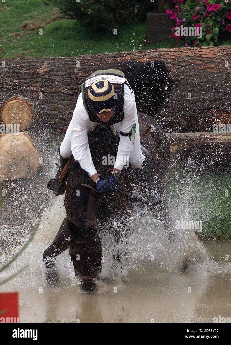 Leonard Goerens macht einen Tauchgang beim Wassersprung auf Top hat N ...