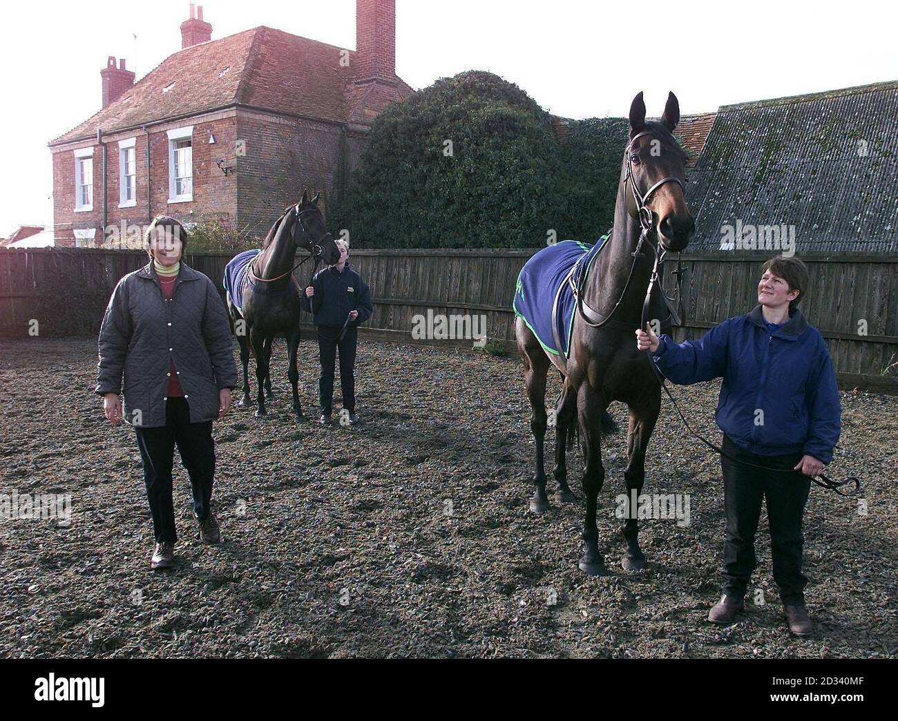 Trainerin Henrietta Knight (links) mit Inca Trail (Mitte) und ...