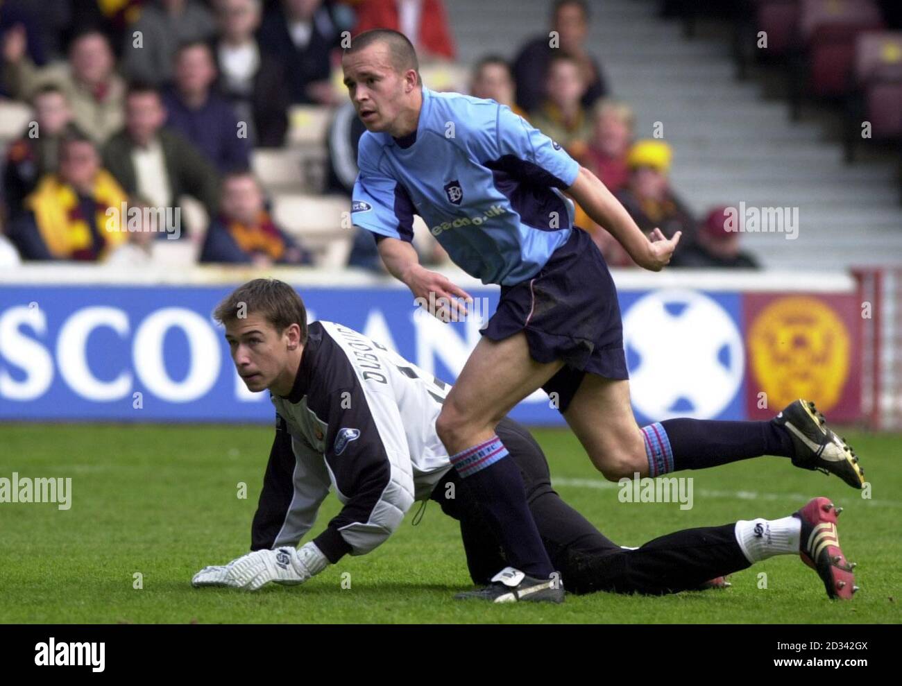 Steven Milne von Dundee United sieht zu, als er das zweite Tor vor ...