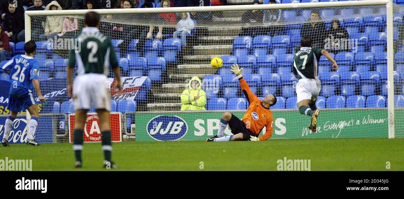 Wigan Athletic Torwart John Filan (Mitte) wird von Plymouth Argyle's ...