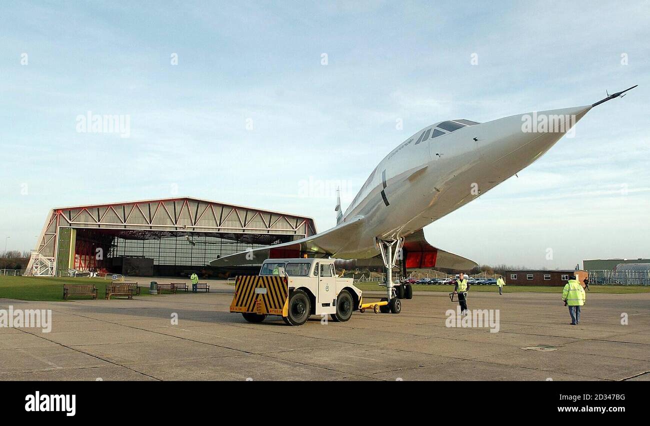 Die erste Vorproduktion Concorde wird zum letzten Mal aus ihrem Hangar ...