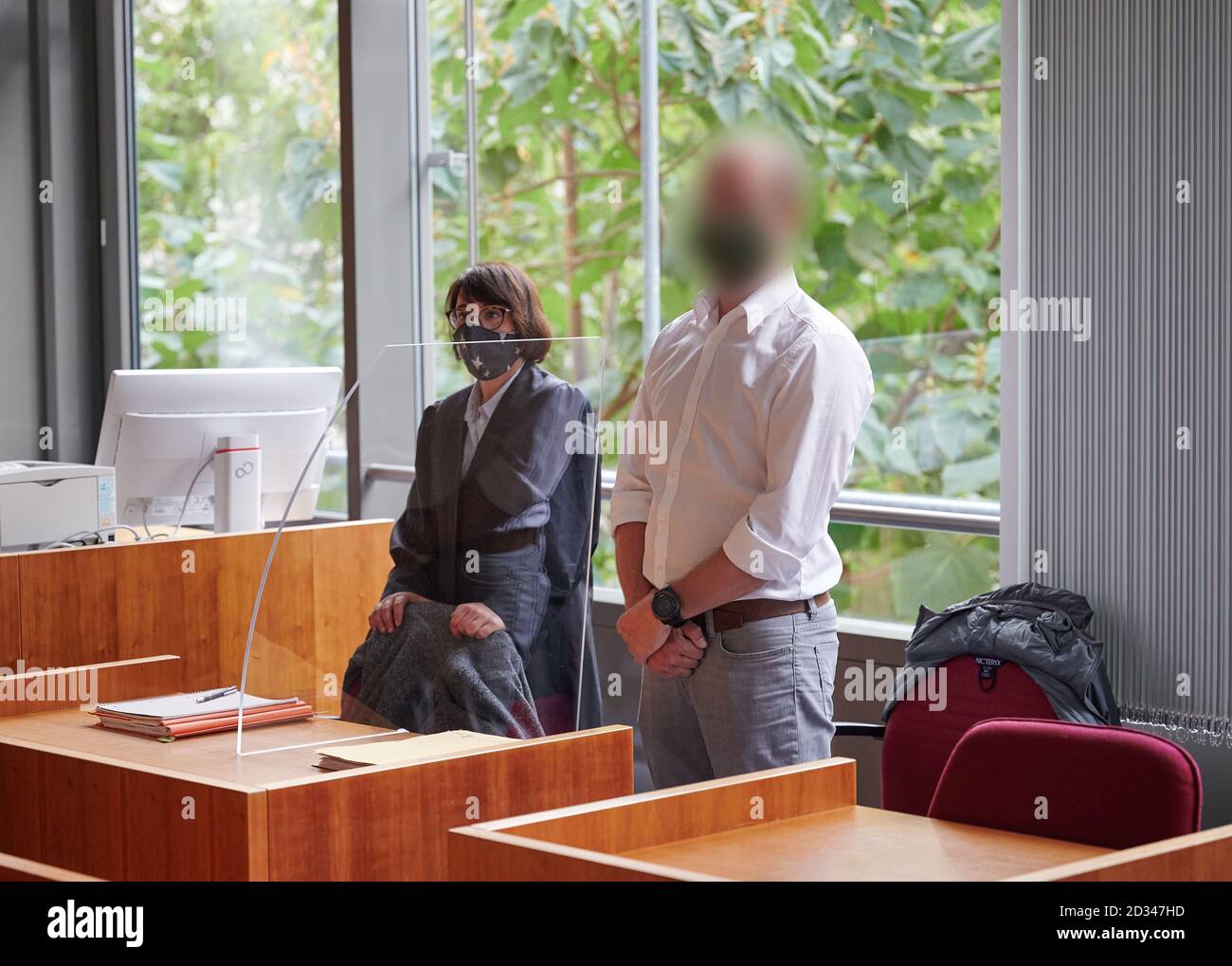 Bonn, Deutschland. Oktober 2020. Der Kläger (r), ein Bundeswehrsoldat ...