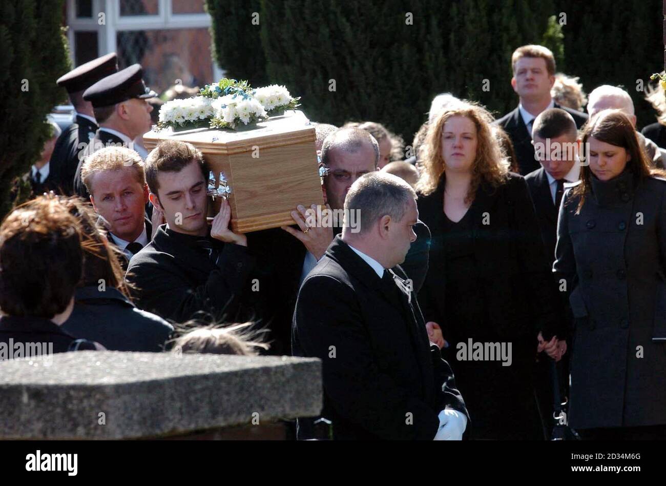 Begleitet von freunden und familie hunderte von menschen -Fotos und ...