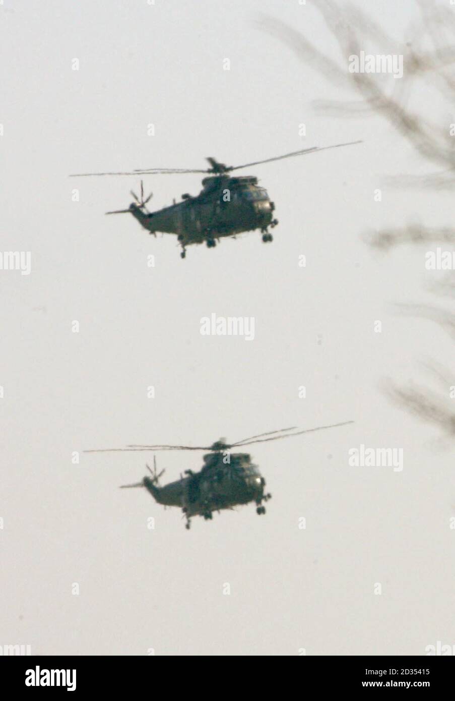 Zwei Sea King Hubschrauber kommen in der Royal Marines Barracks in ...