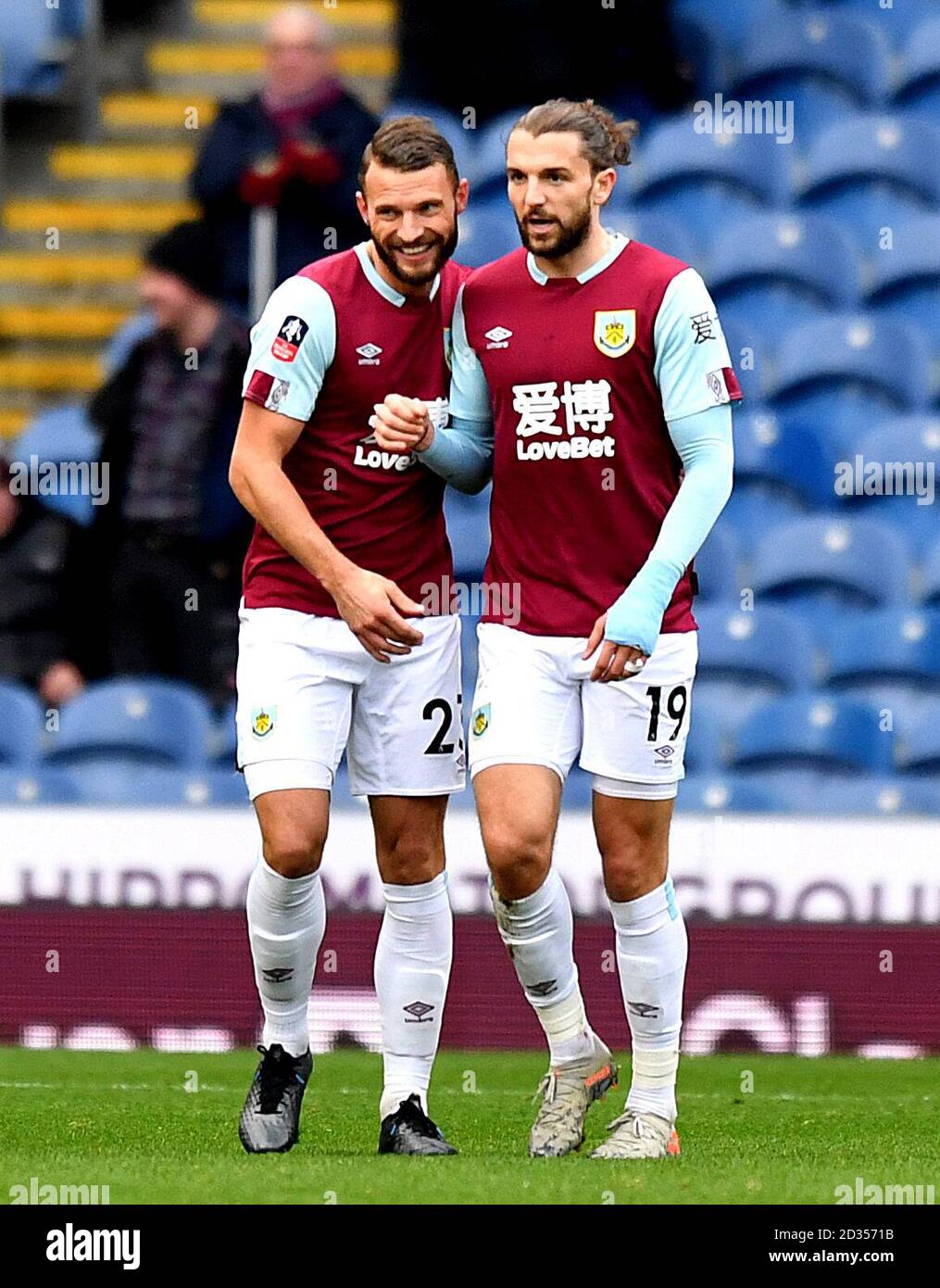 Burnleys erik pieters feiert das tor -Fotos und -Bildmaterial in hoher ...