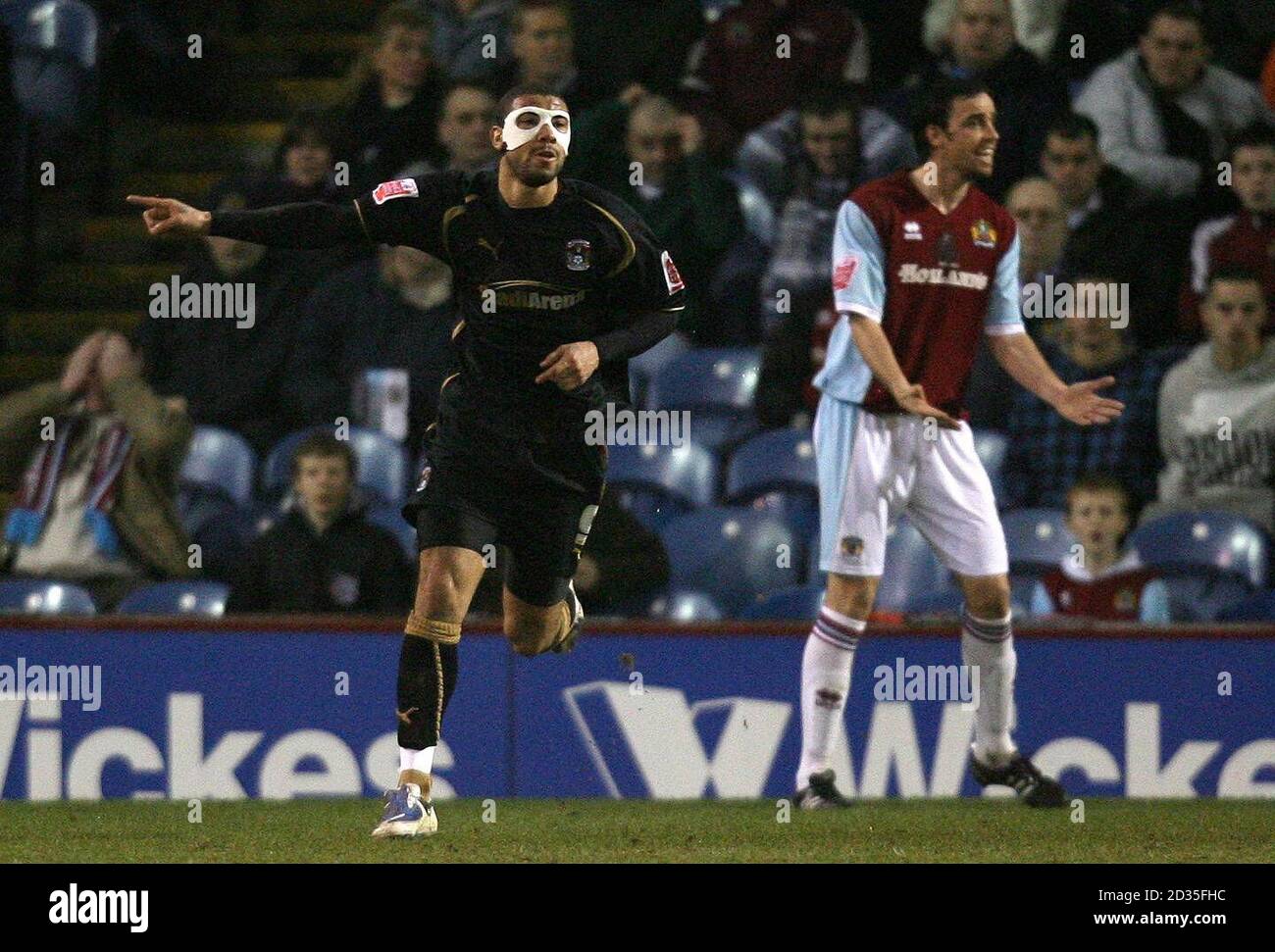 Coventry citys leon feiert am besten punkte -Fotos und -Bildmaterial in ...