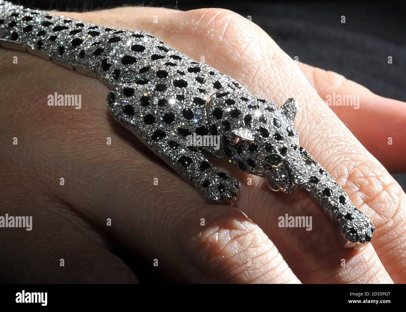 Modelliert das onyx diamant panther armband von cartier Fotos und Bildmaterial in hoher Auflosung Alamy