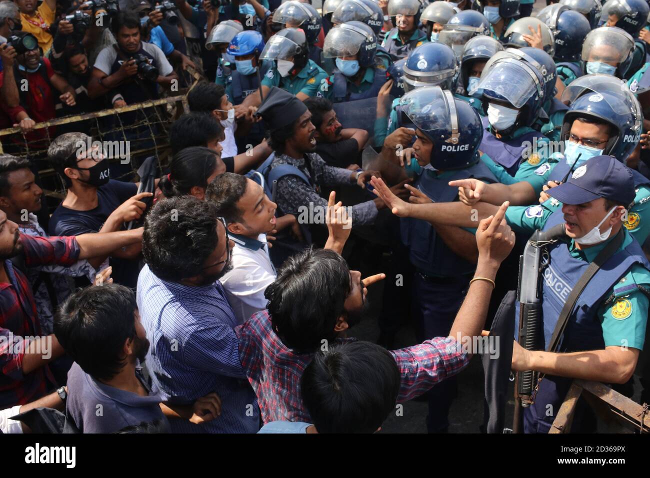 Dhaka, Dhaka, Bangladesch. Oktober 2020. Studenten schuften mit der ...