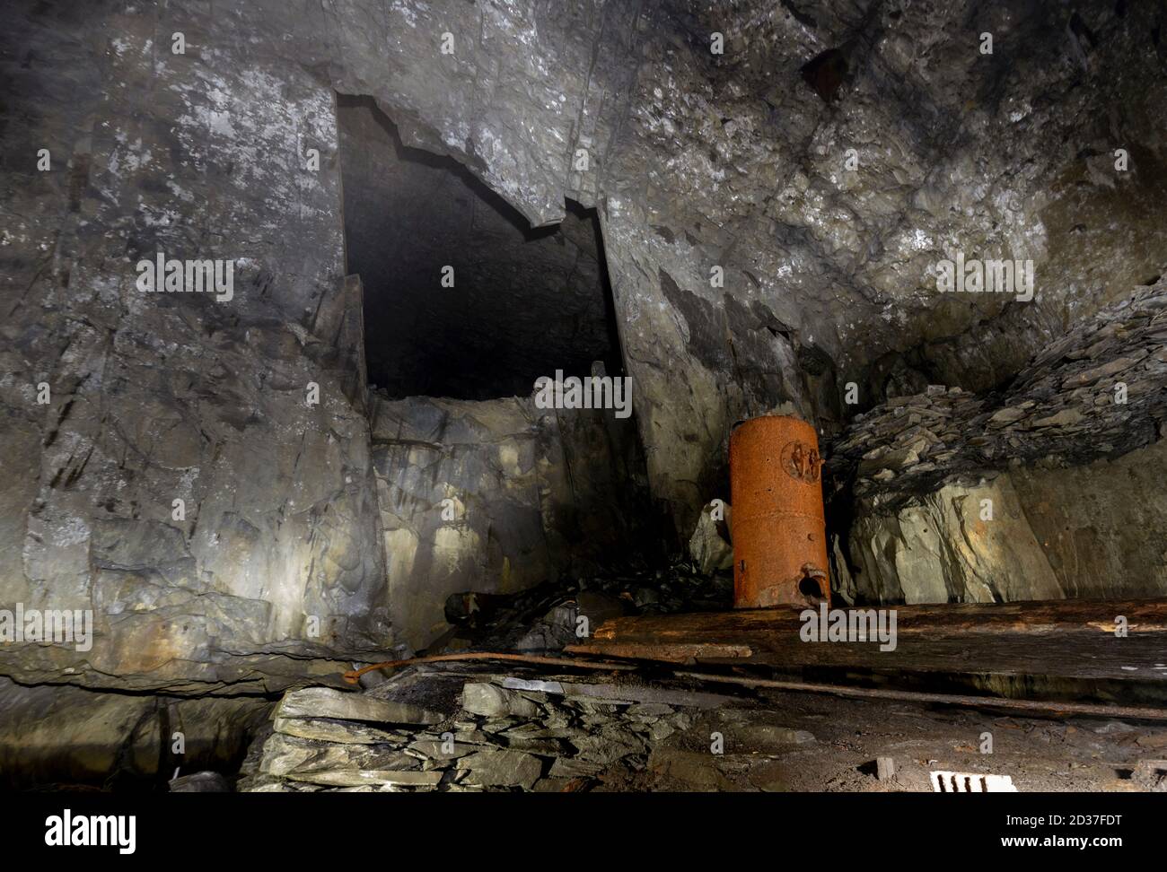 Unterirdisch in Minllyn Slate Mine, alter Kessel und großes Loch in der ...