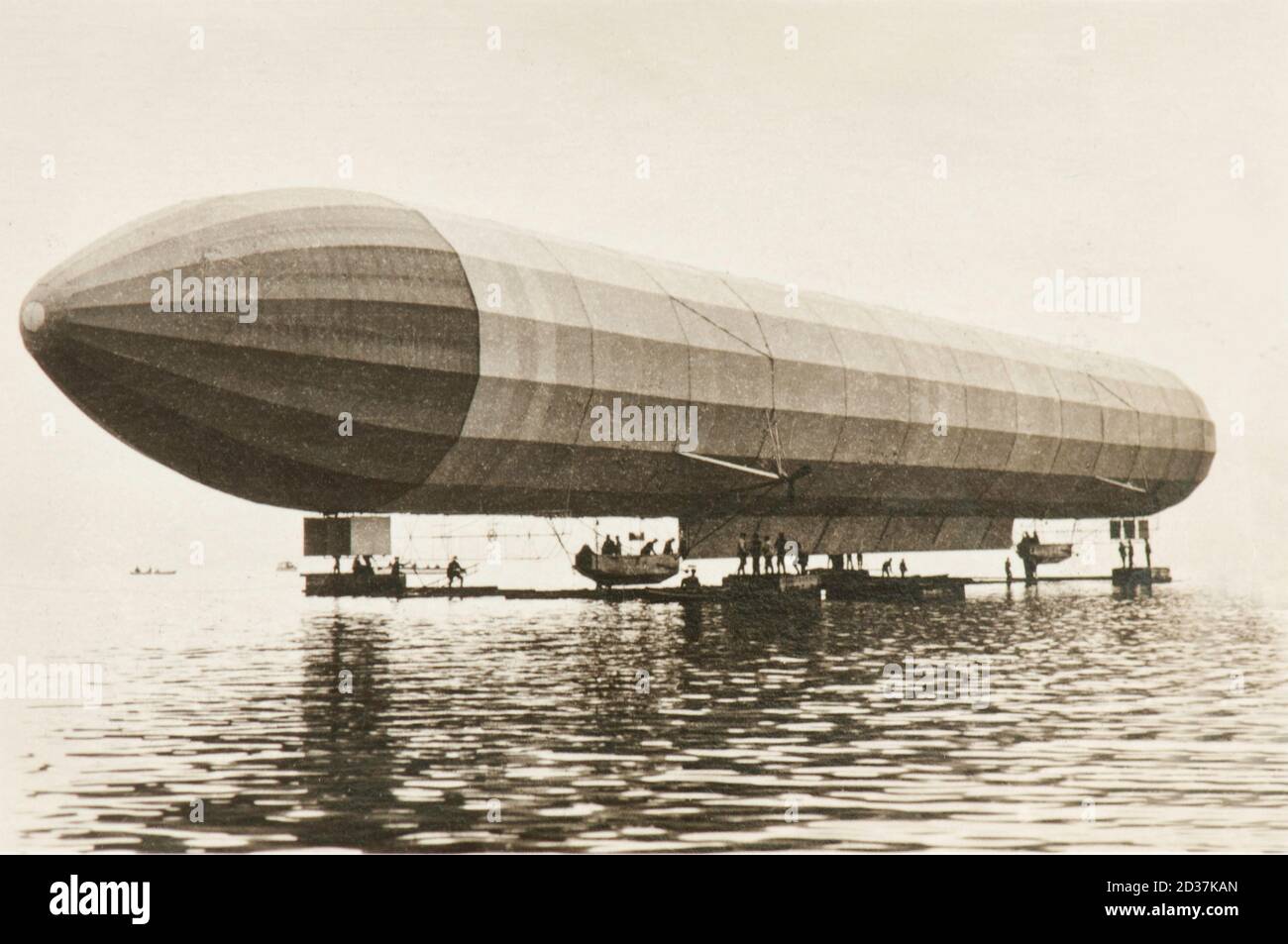 Der Start von Zeppelin LZ2 Modell aus einem schwimmenden hangar (!905 ...