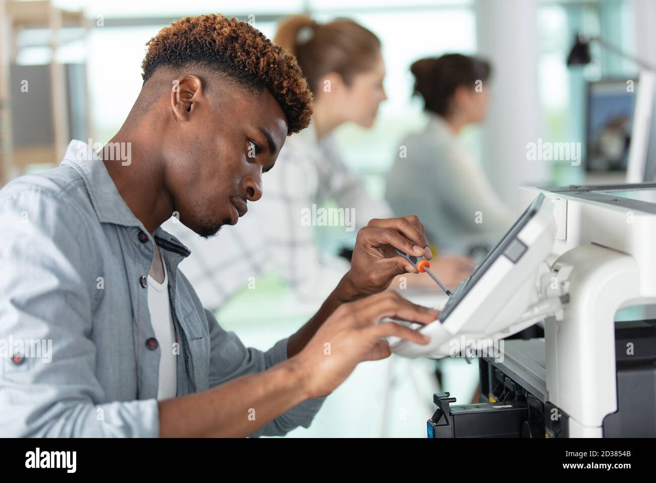 Büro drucker menschg -Fotos und -Bildmaterial in hoher Auflösung – Alamy
