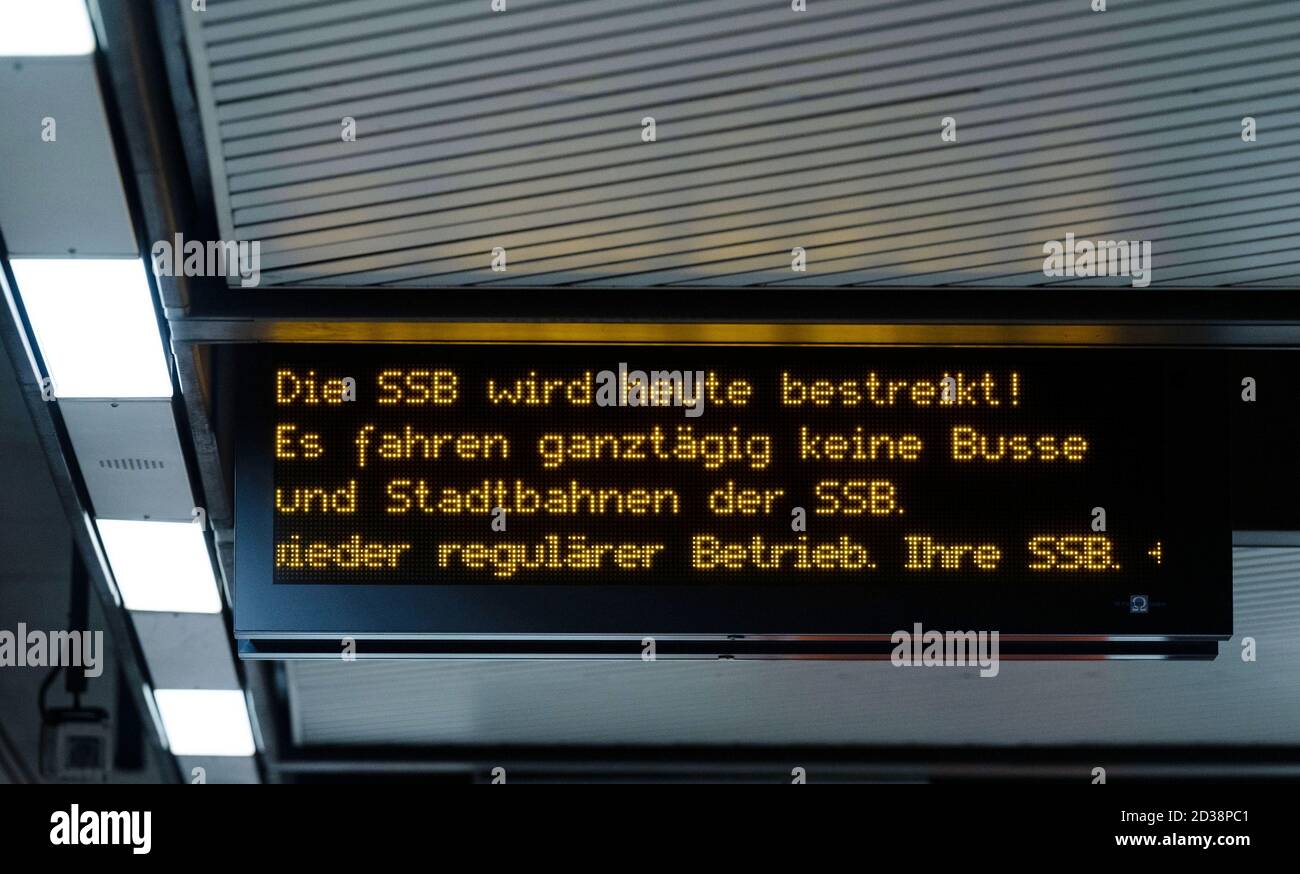 Stuttgart, Deutschland. Okt. 2020. Ein Display am Hauptbahnhof zeigt ...