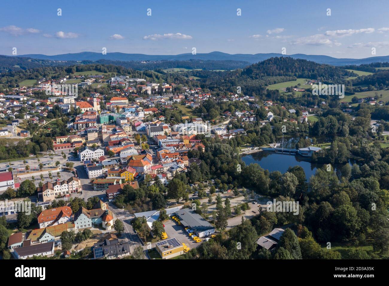 Luftaufnahme mit Drohne der Stadt Grafenau im Bayerischen Wald mit ...