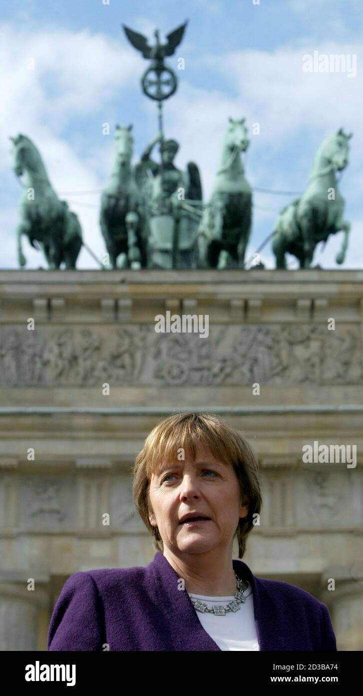 Posieren vor dem brandenburger tor -Fotos und -Bildmaterial in hoher ...