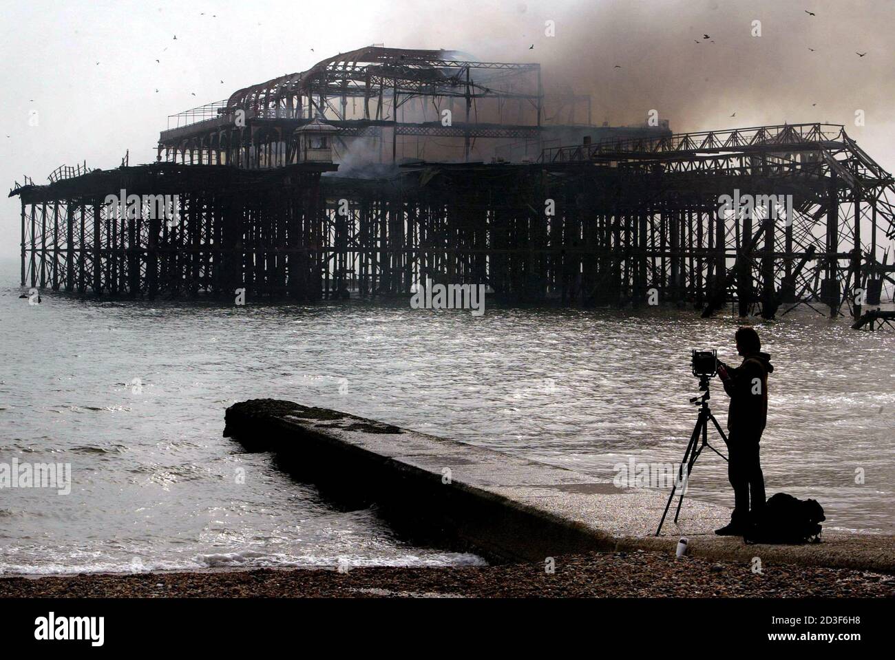 West Pier Brighton On Fire Stockfotos und -bilder Kaufen - Alamy