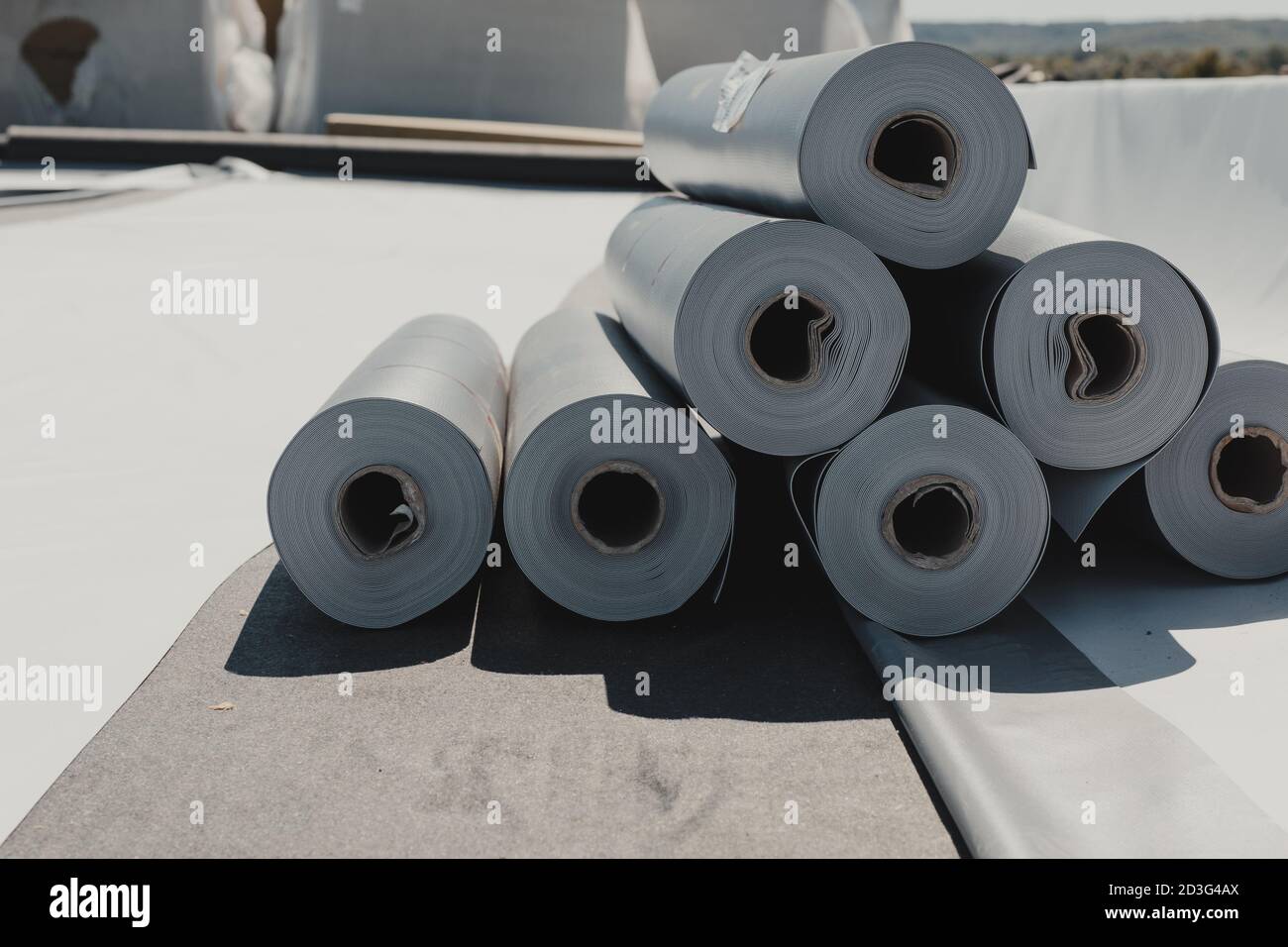 Dach PVC-Membran in Rollen auf dem Dach einer Halle platziert.Gummi ...