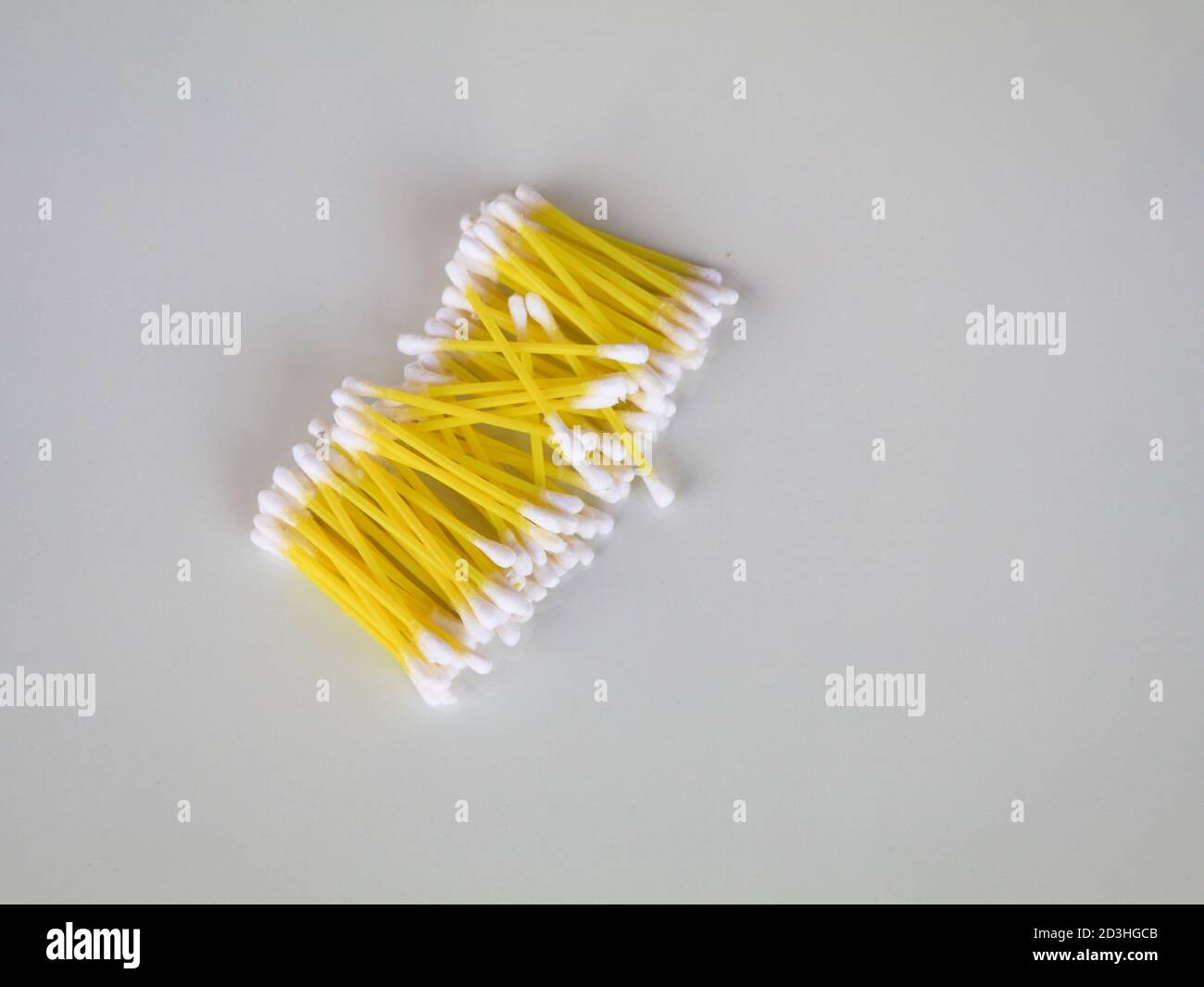 Gelbe tupfer im hintergrund -Fotos und -Bildmaterial in hoher Auflösung ...