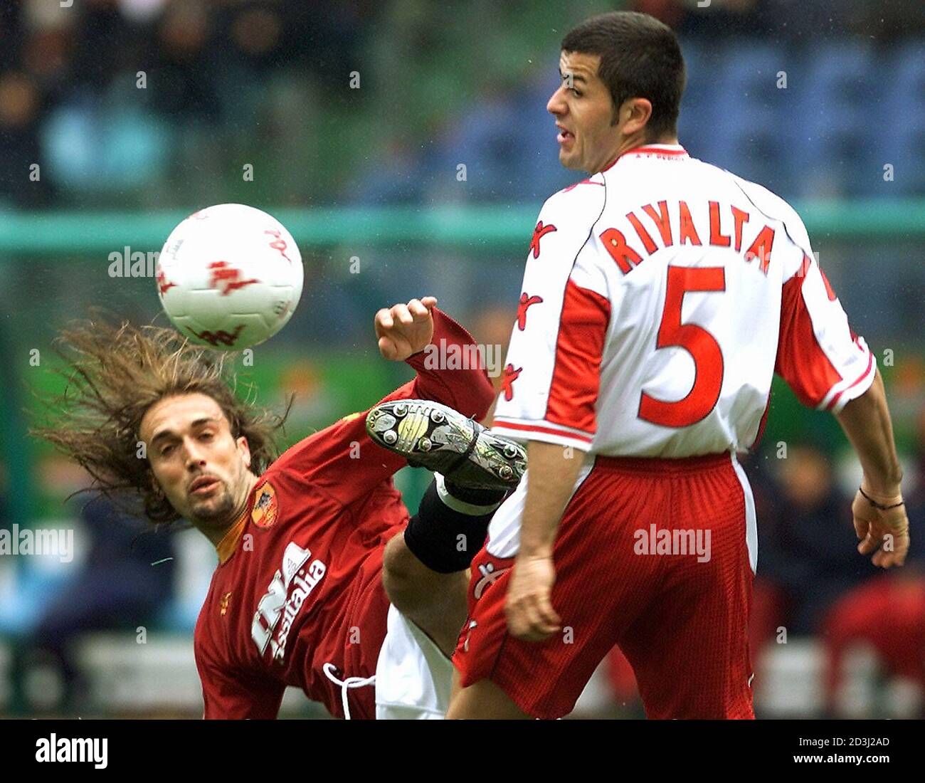 ALS Roma Gabriel Batistuta (L) ist in der Luft, wie er den Ball vor ...