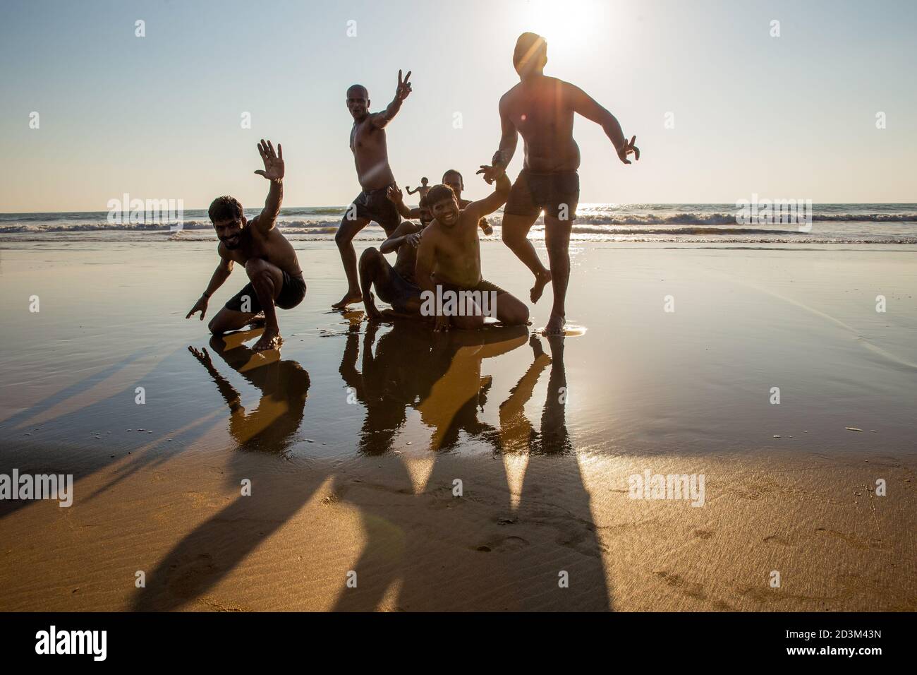 Teenager am strand -Fotos und -Bildmaterial in hoher Auflösung – Alamy