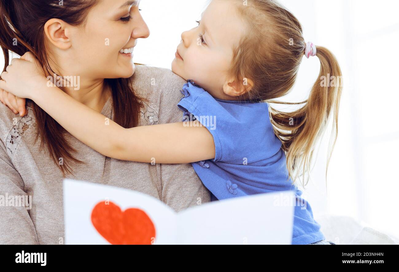 Muttertag Konzept. Kind Tochter gratuliert Mama und gibt ihr eine ... Muttertag Konzept. Kind Tochter gratuliert Mama und gibt ihr eine ...