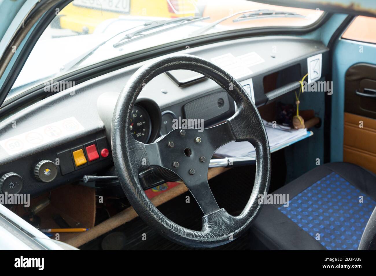 Einfache auto dash -Fotos und -Bildmaterial in hoher Auflösung – Alamy