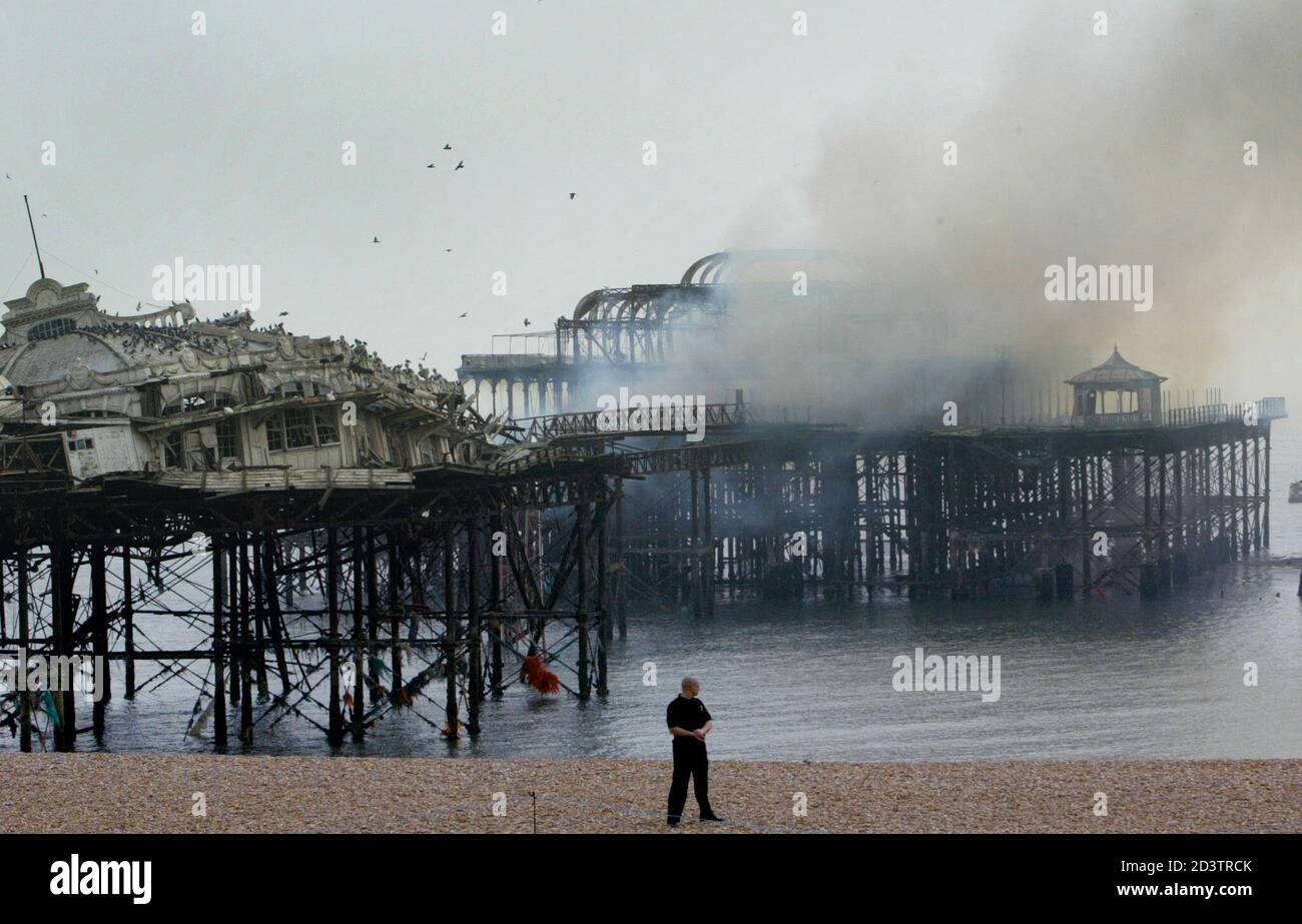 West Pier Brighton On Fire Stockfotos und -bilder Kaufen - Alamy