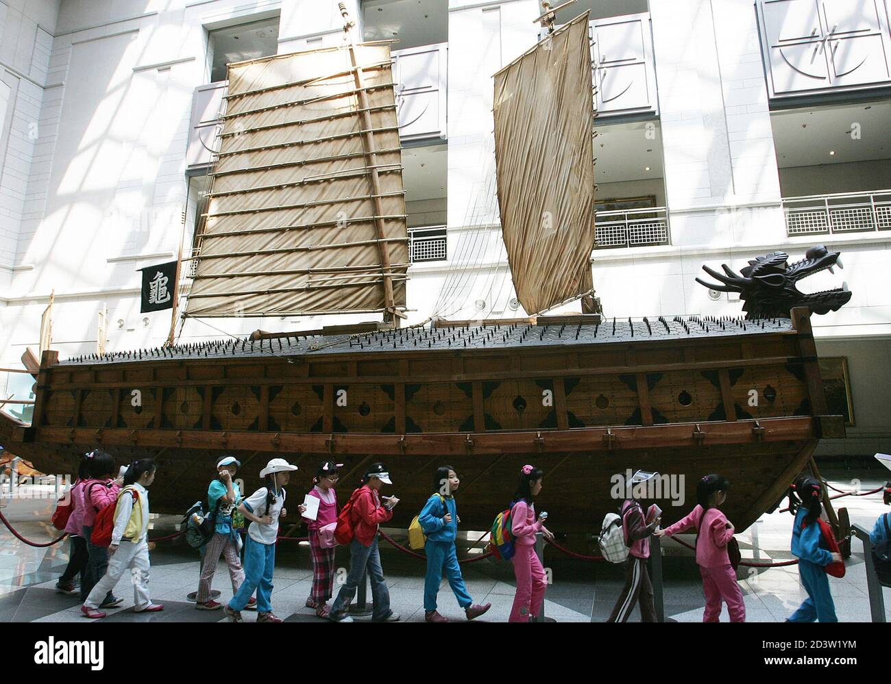 Südkoreanischen Studenten betrachten eine Miniatur-Nachbildung des ...