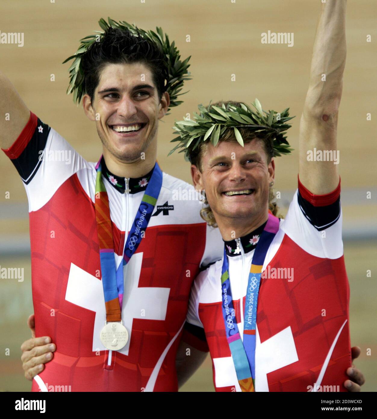 Schweizer Fahrer Franco Marvulli (L) und Bruno Risi feiern am Podium ...