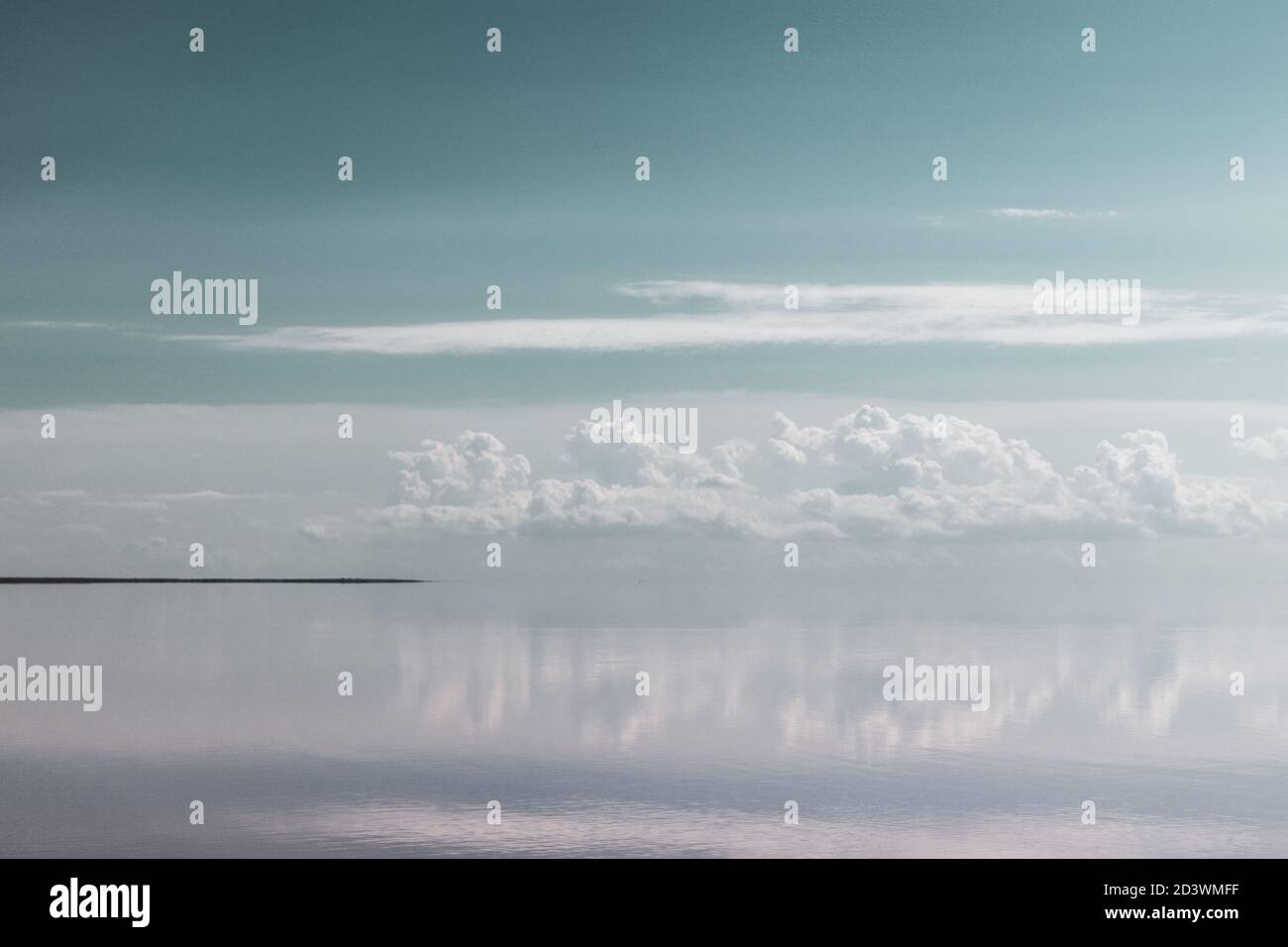 Salzsee Wasseroberfläche mit Spiegelreflexion der Wolken Farbe in ...