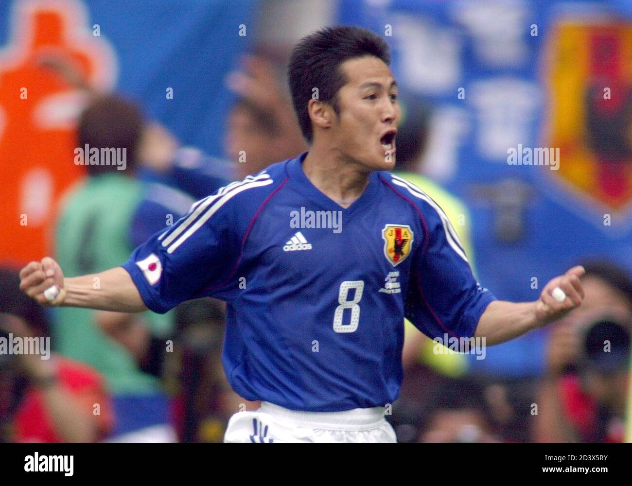 Japans junichi inamoto feiert sein tor mit hiroaki morishima -Fotos und ...