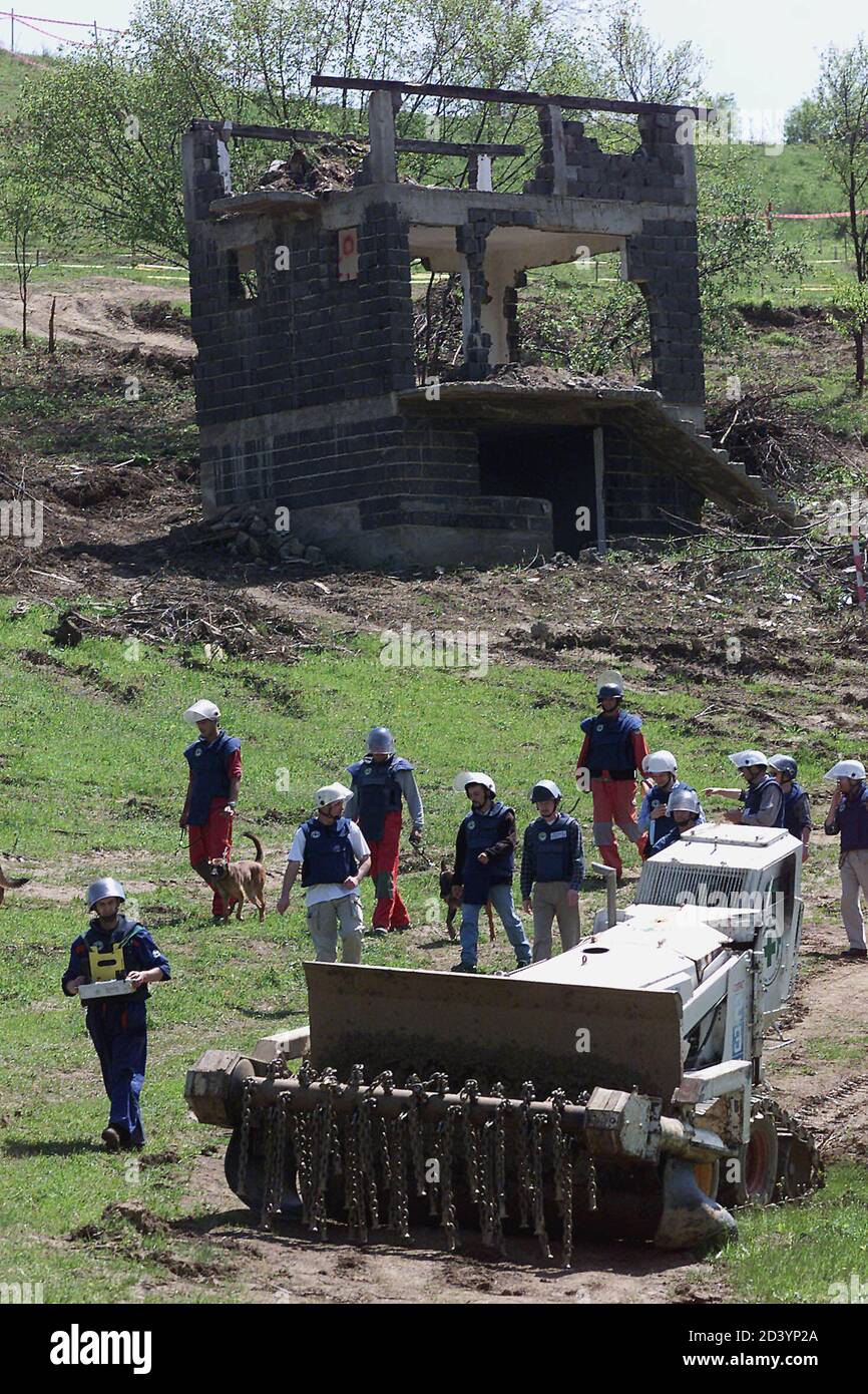 Demining bosnia -Fotos und -Bildmaterial in hoher Auflösung – Alamy